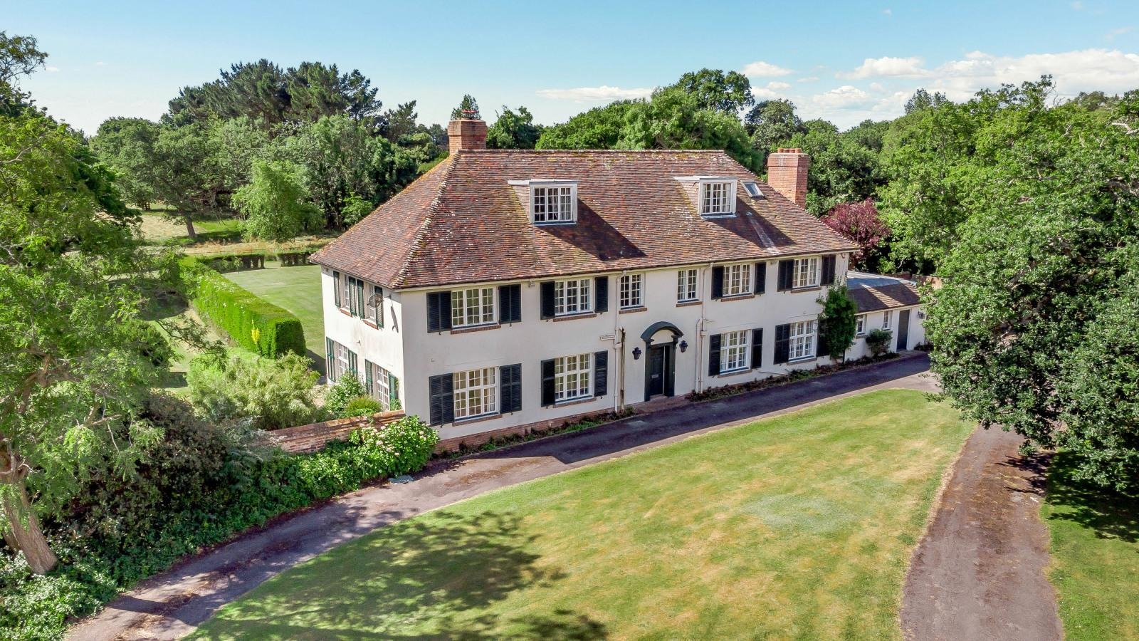 Homes with tennis courts for Wimbledon | Fine & Country