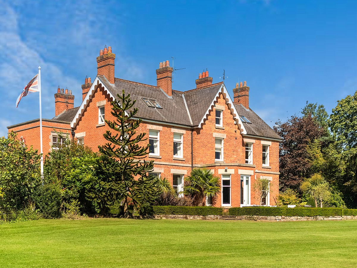 Homes with tennis courts for Wimbledon | Fine & Country