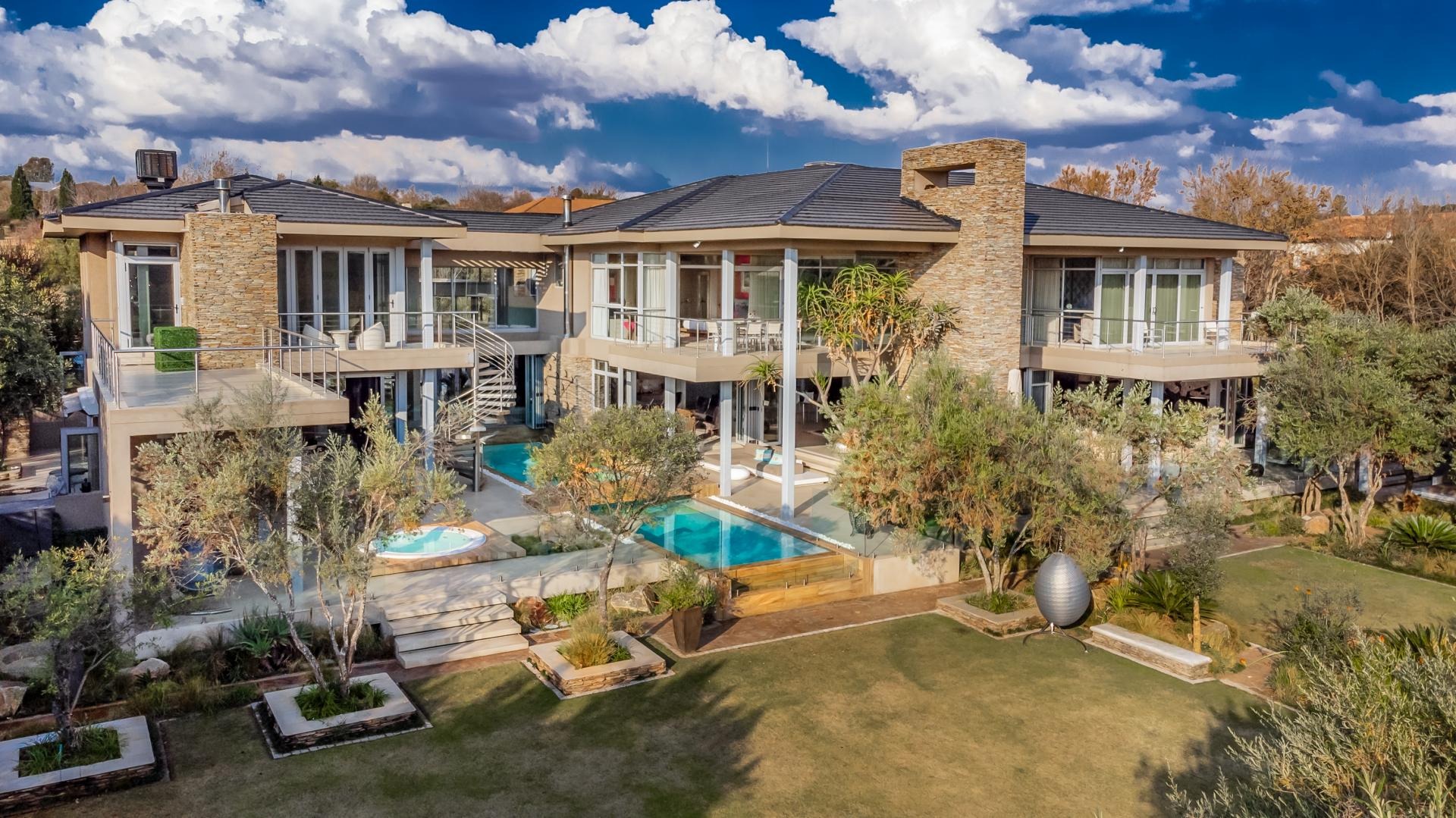 Splashing out: Top 10 poolside properties | Fine & Country