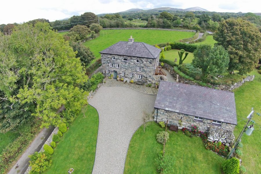 House with additional accommodation for sale with 3 bedrooms, Dolydd ...